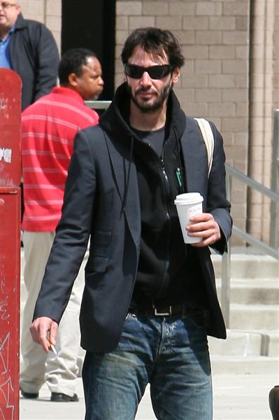 KEANEWS: May 11 2010 Keanu Reeves Drinks Coffee in NY